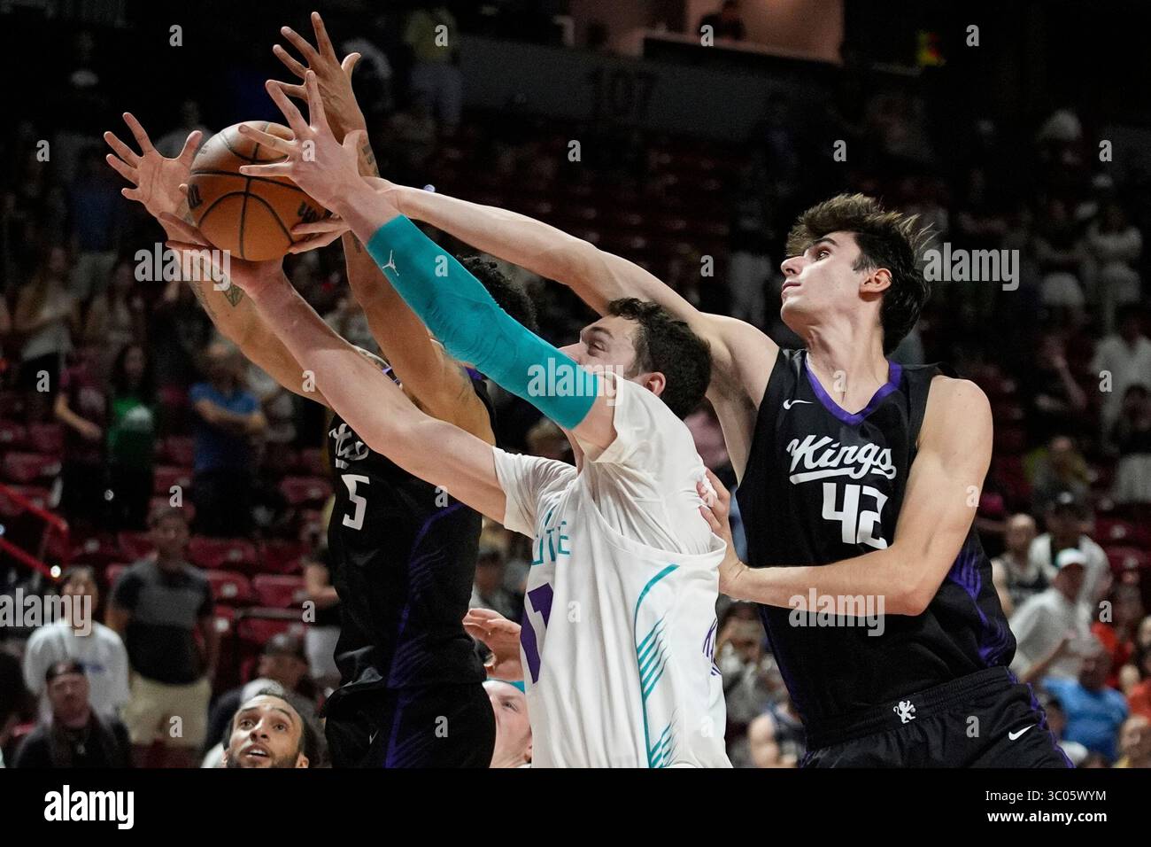 Sacramento Kings' Maxime Raynaud, right, and Charlotte Hornets' Ryan ...