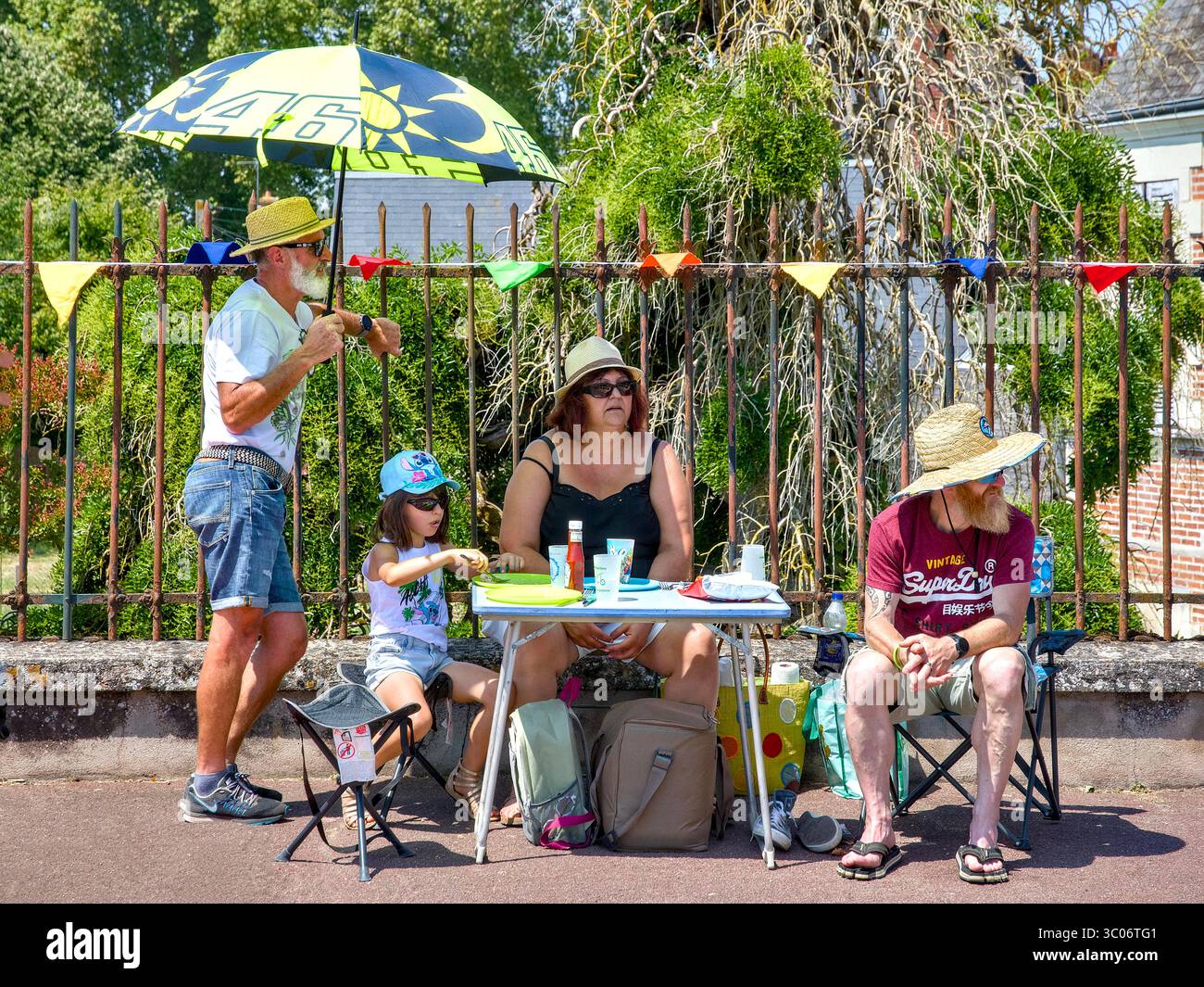 Old roadside picnic table hi-res stock photography and images - Alamy
