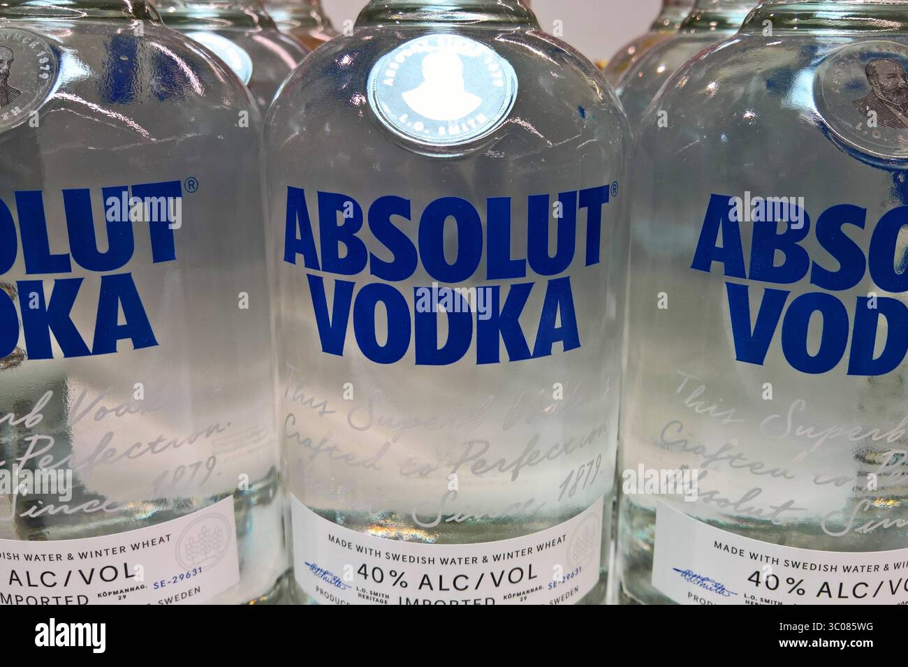 Absolut Vodka aus Schweden. Absolut Vodka ist eine im südschwedischen ...