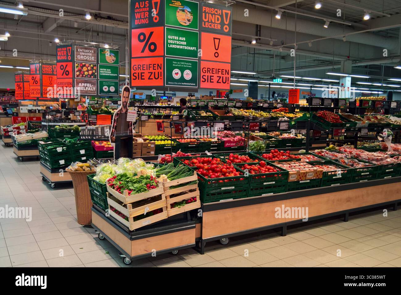 Supermarkt, Obst- und Gemüse - Abteilung *** Supermarket, fruit and ...