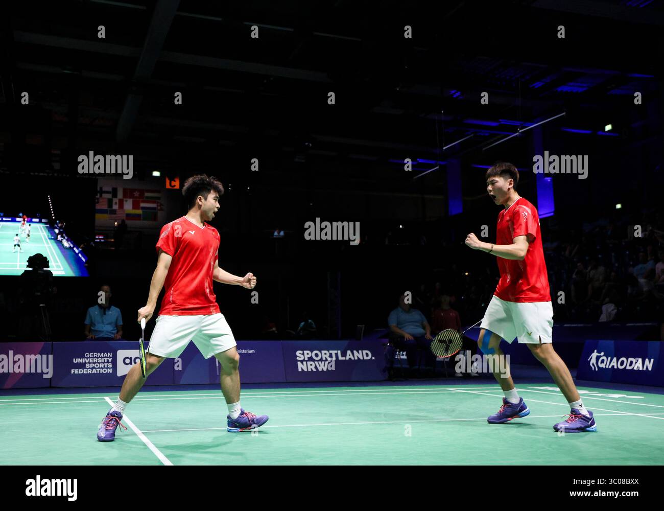 (250721) -- MUELHEIM, July 21, 2025 (Xinhua) -- Cui Hechen (R)/Peng ...