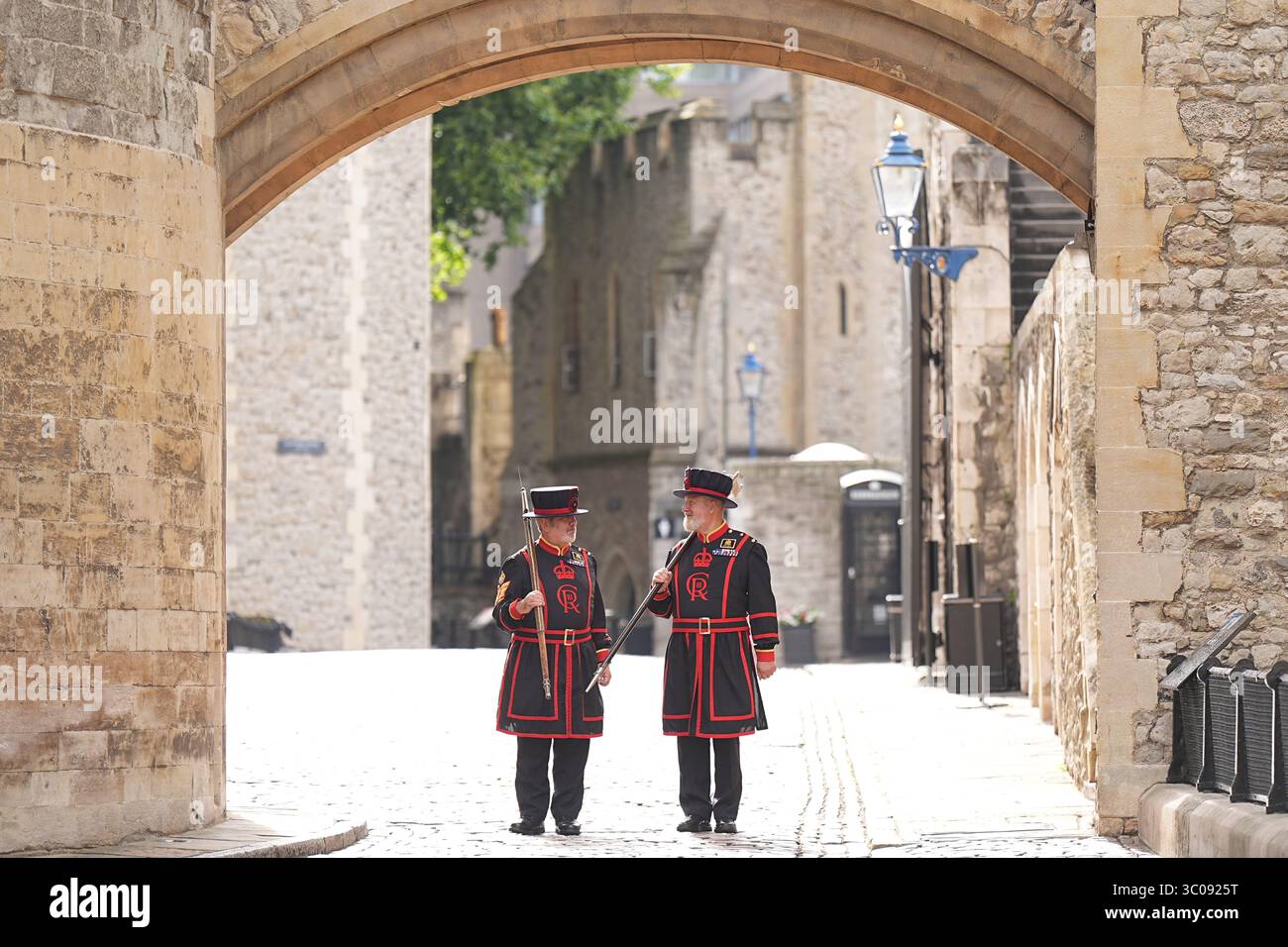 New Chief Yeoman Warder Paul Langley (right) and Yeoman Gaoler John ...