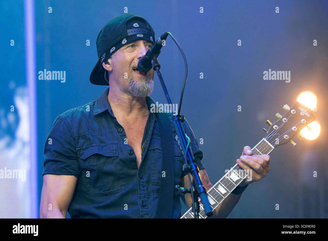 Freddy Scherer von Gotthard live bei der Konzertreihe Moon&Stars 2025 ...