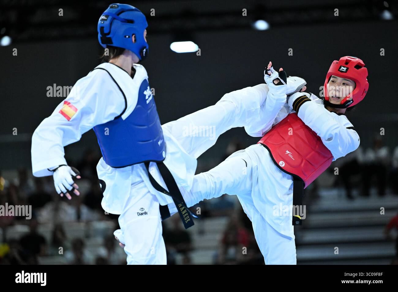 (250721) -- ESSEN, July 21, 2025 (Xinhua) -- Xing Jiani (R) of China ...
