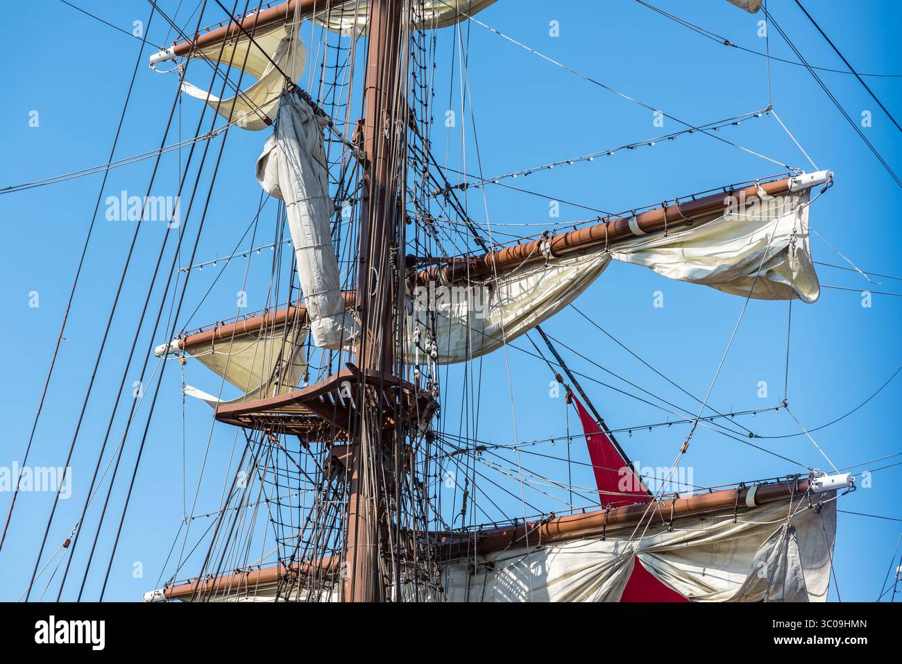 Mast and rigging of a sailing vessel Stock Photo - Alamy