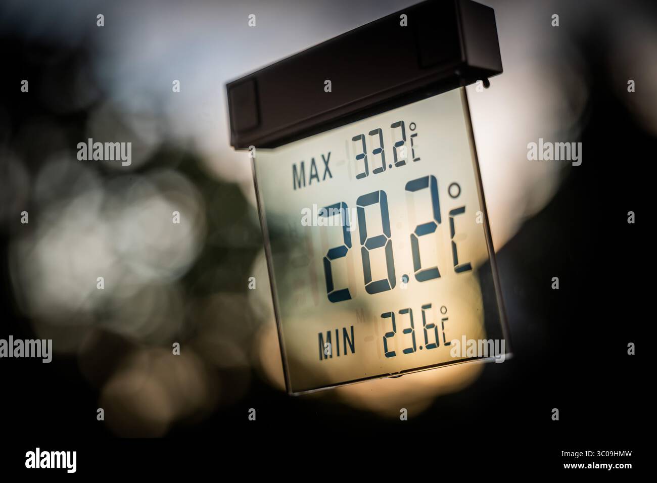 ILLUSTRATION - 18 July 2025, Berlin: A window thermometer in a Berlin ...