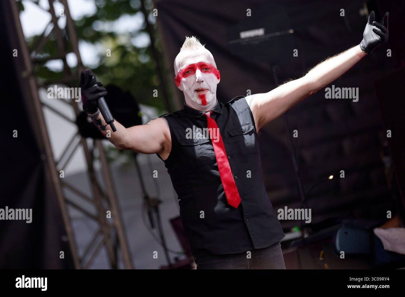 Sänger Johan Van Roy vom Musik-Projekt Suicide Commando beim XIX. Amphi ...