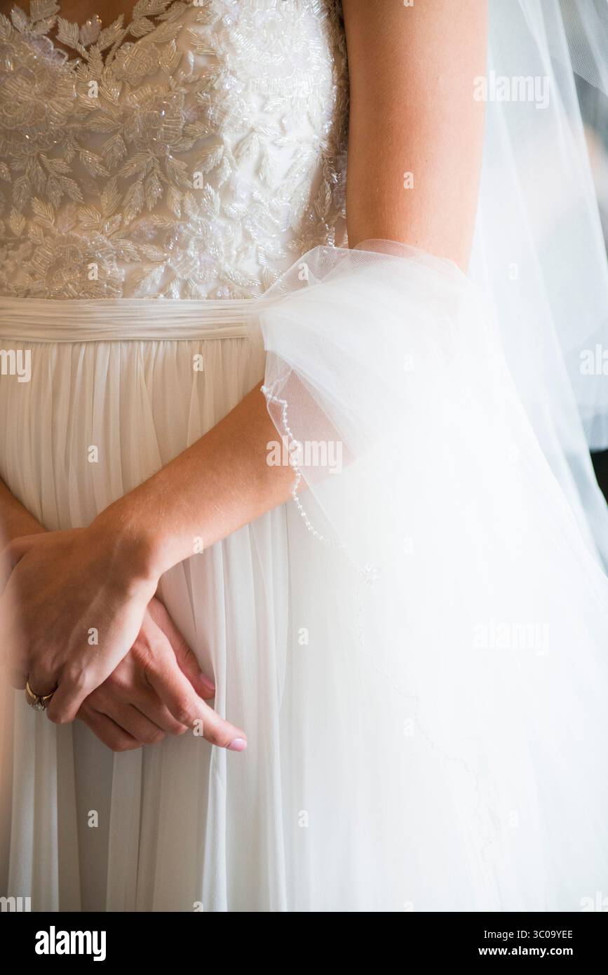 Vertical shot wedding dress hi-res stock photography and images - Alamy