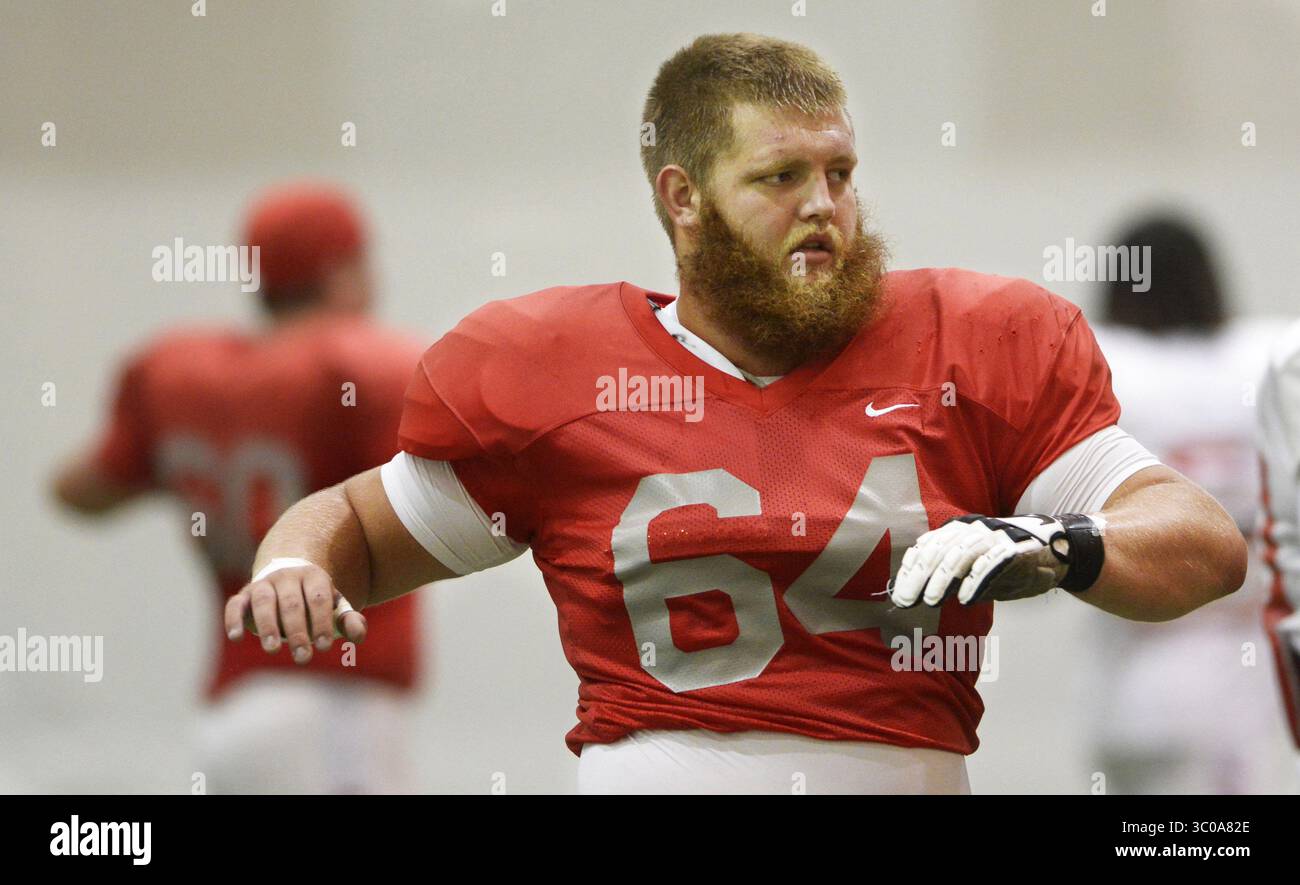 October 24, 2018 - U.S. - SPORTS -- Lobo center Kyle Stapley stretches ...
