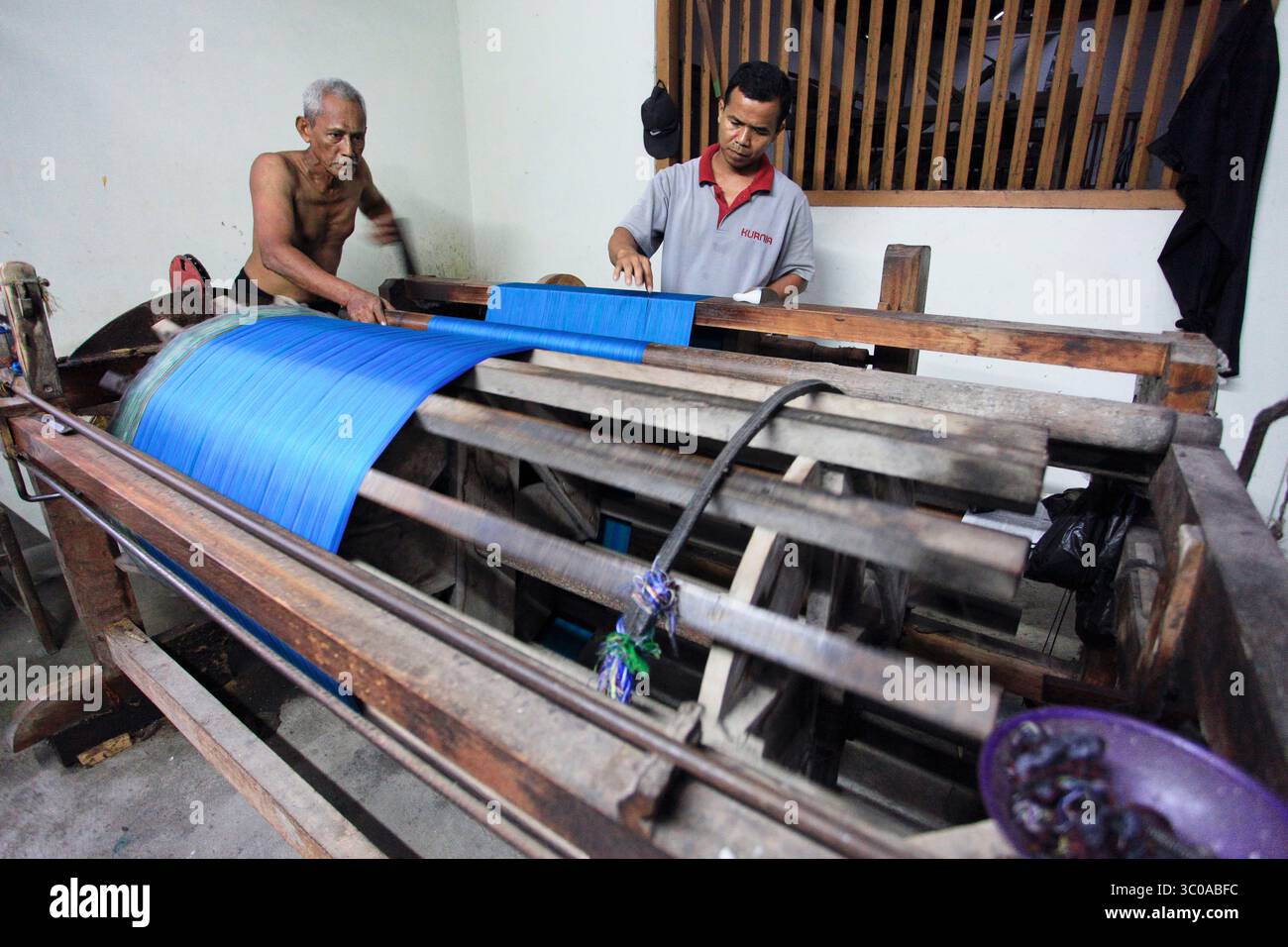 Worker factory uses equipment textile hi-res stock photography and images - Alamy