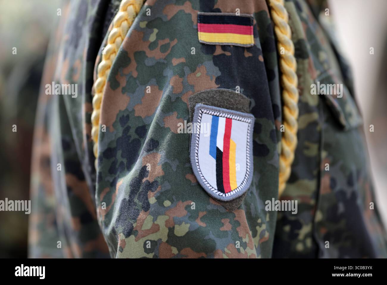 Ein Kompaniefeldwebel mit der sogenannten Spießschnur des ...