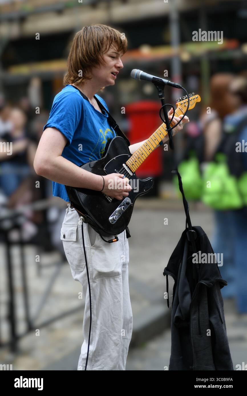 Street performer license hi-res stock photography and images - Alamy