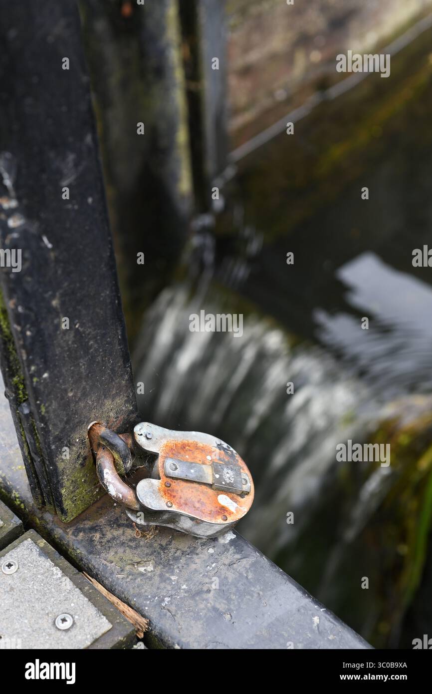 Canal lock adjusting water levels hi-res stock photography and images ...