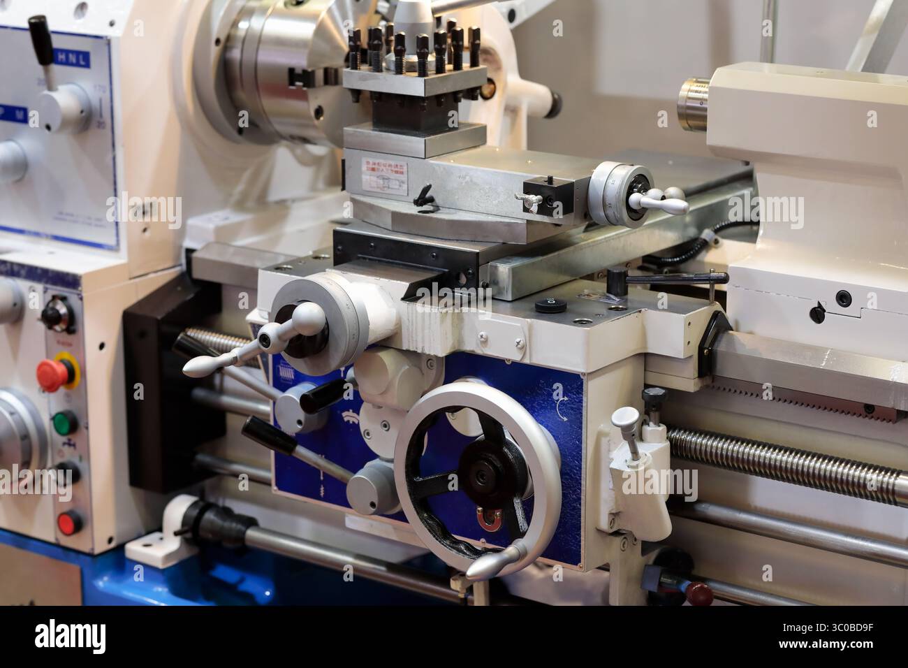 Manual horizontal metal lathe hi-res stock photography and images - Alamy