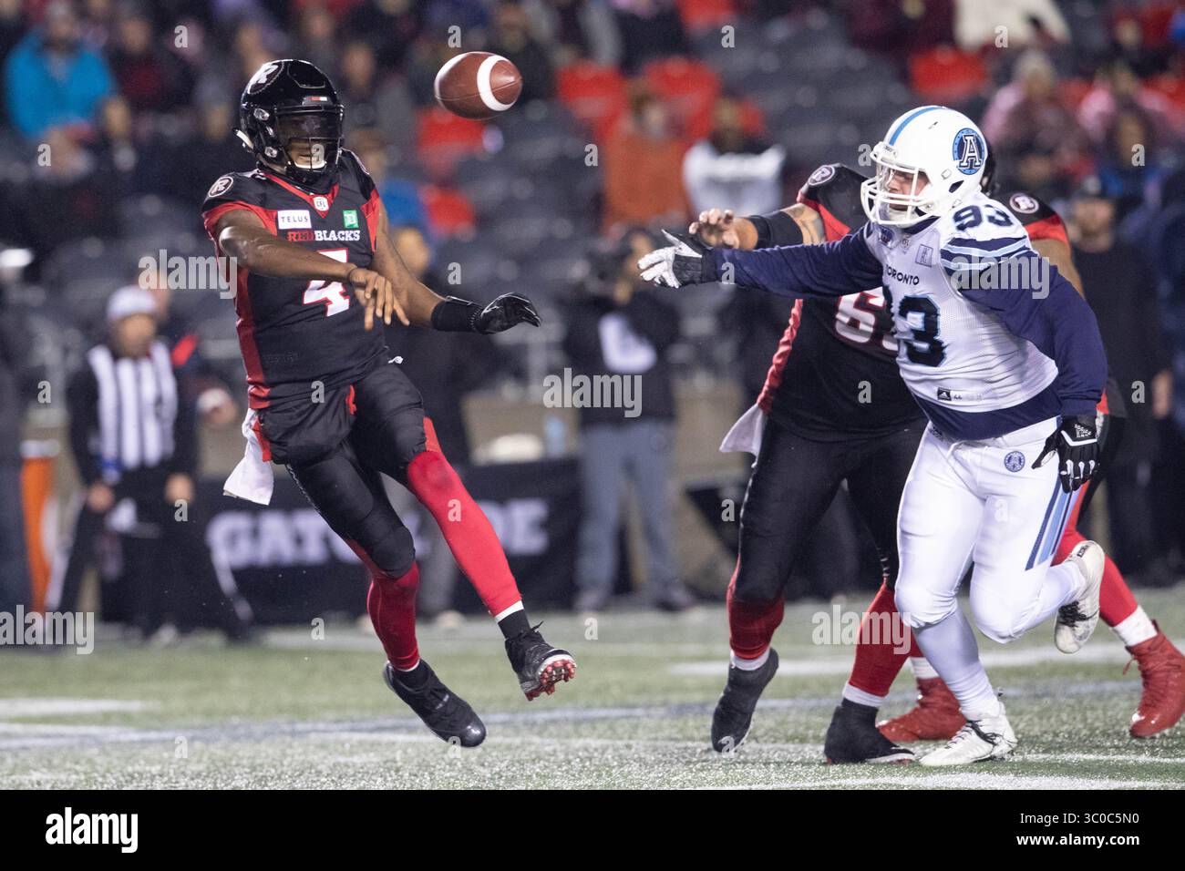 November 02, 2018: Ottawa Redblacks quarterback Dominique Davis (4 ...
