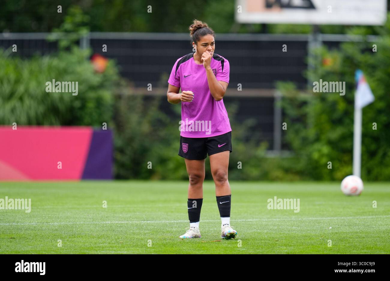 England's Jess Carter during a training session at Sportanlage Au ...