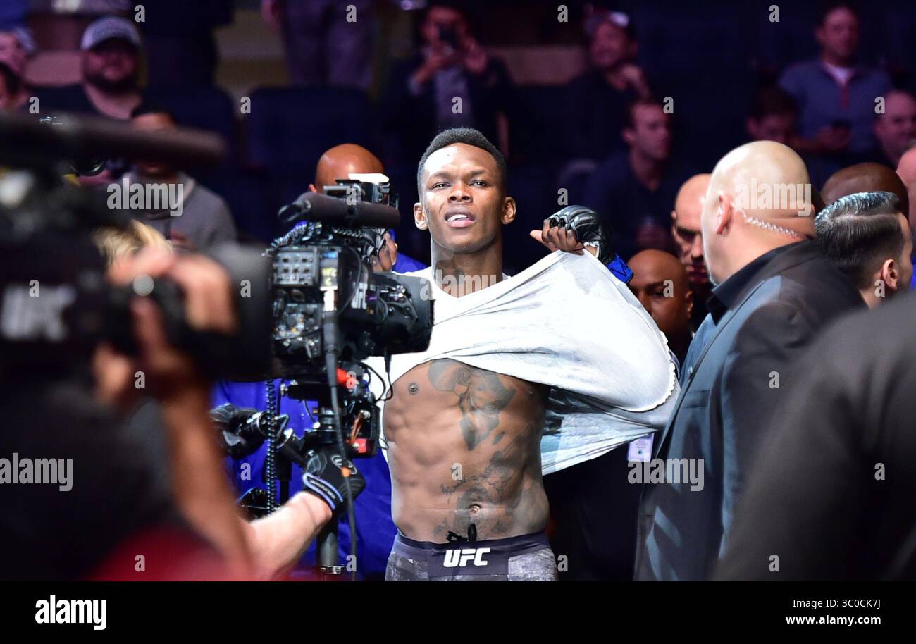 November 3, 2018 - New York, New York, U.S. - Derek Brunson (red gloves ...