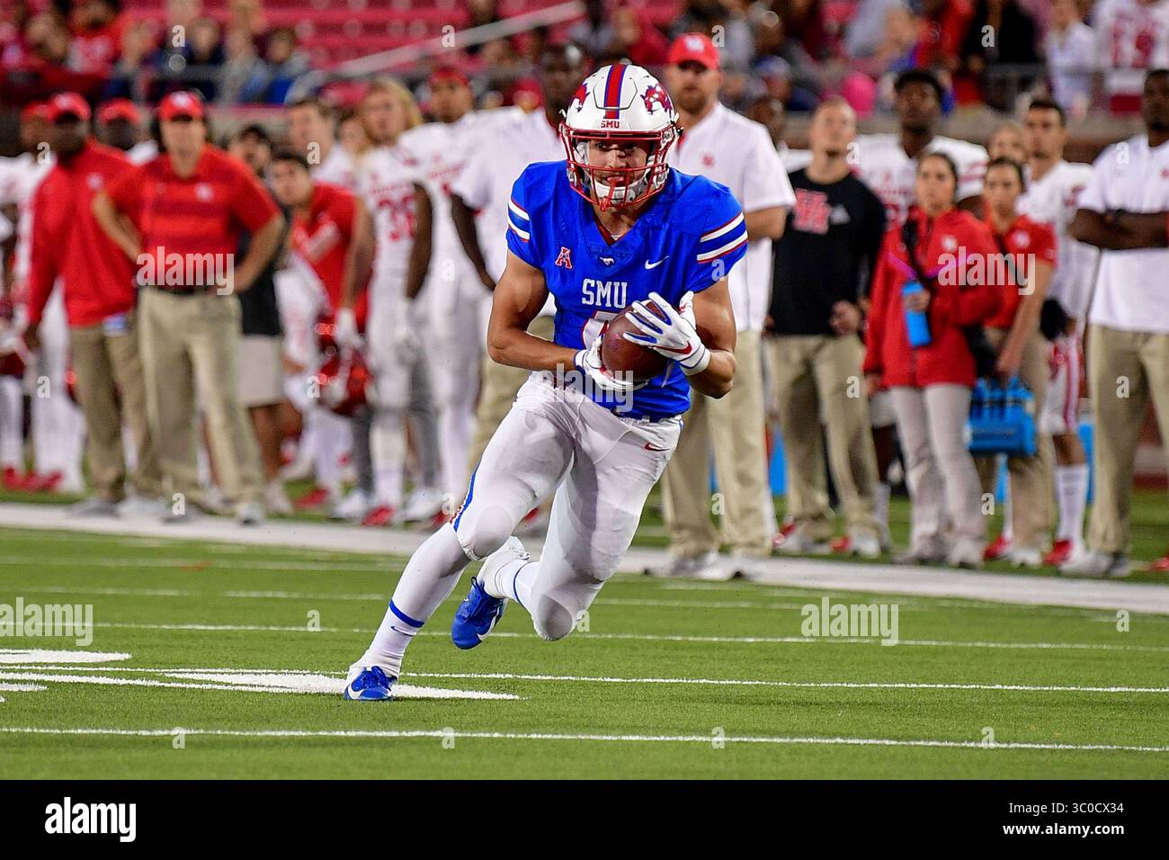 Southern Methodist Mustangs wide receiver Tyler Page (4) catches a pass ...