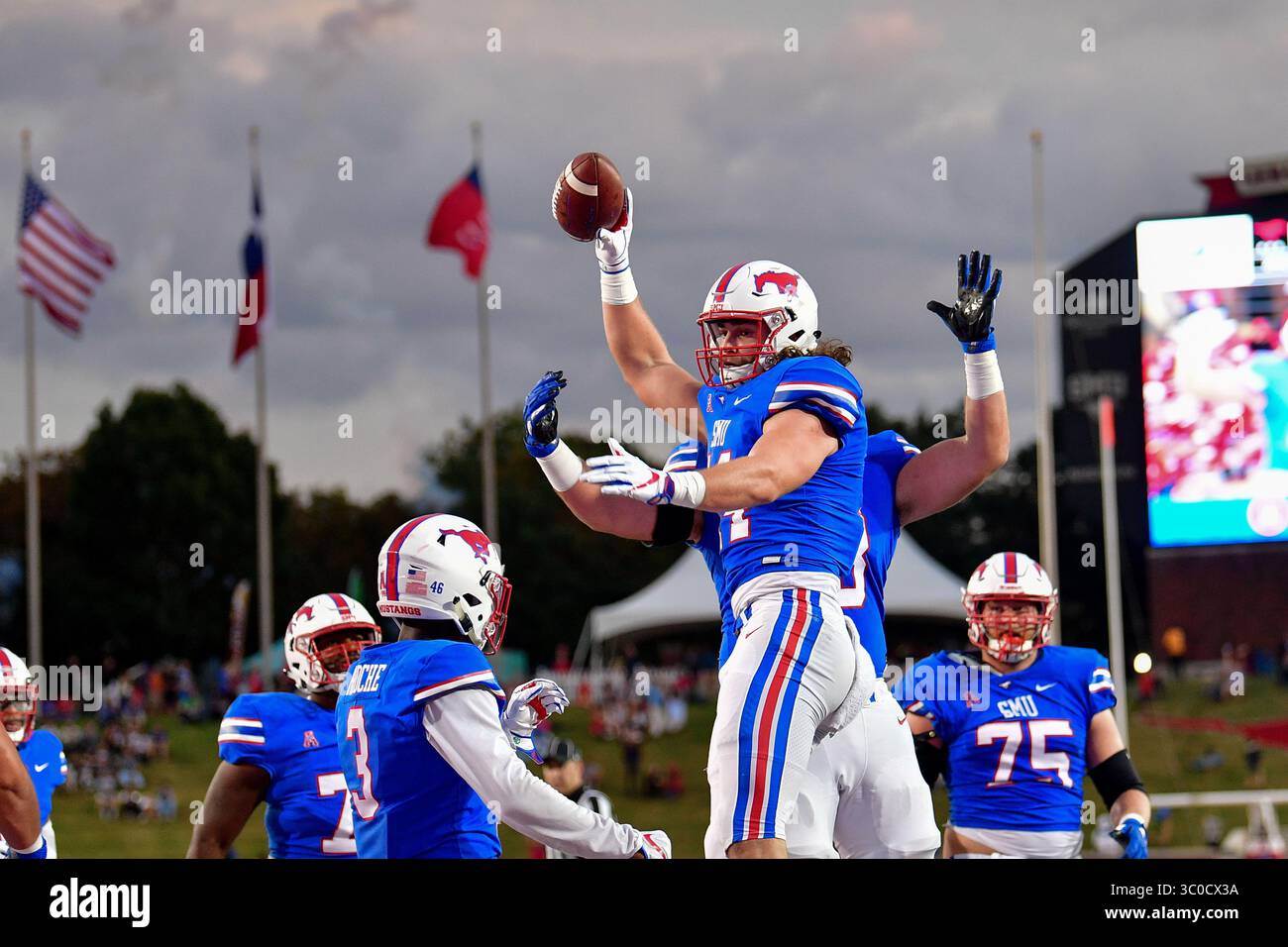 Southern Methodist Mustangs tight end Ryan Becker (14) catches a pass for a touchdown as he ...