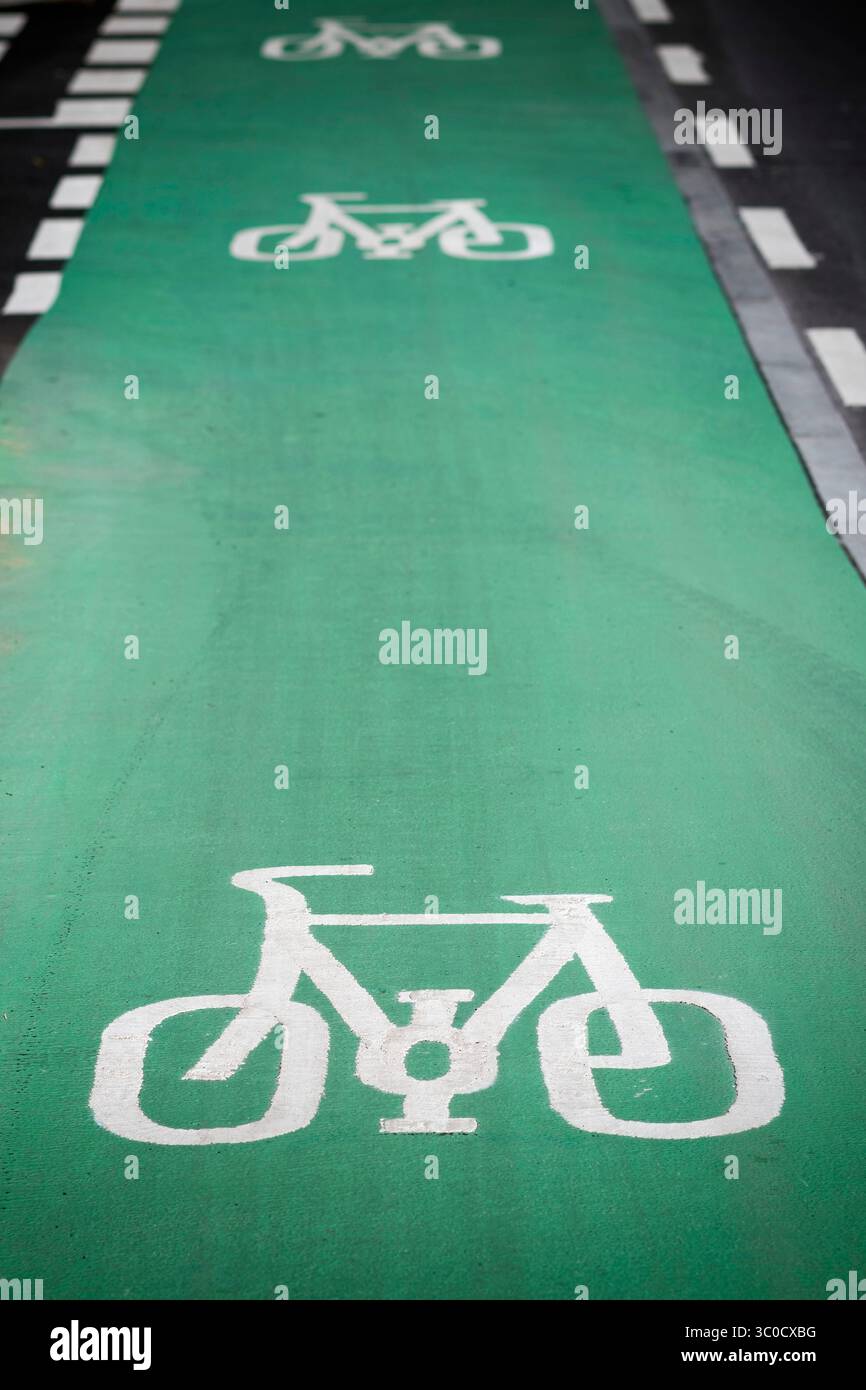 Bike lane road symbols hi-res stock photography and images - Alamy