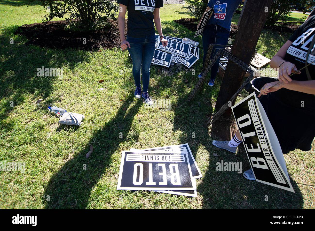 November 04, 2018: Beto O' Rourke Ambassadors prepare yard signs for ...