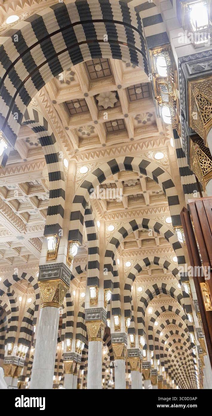 Al masjid an nabawi interior hi-res stock photography and images - Alamy
