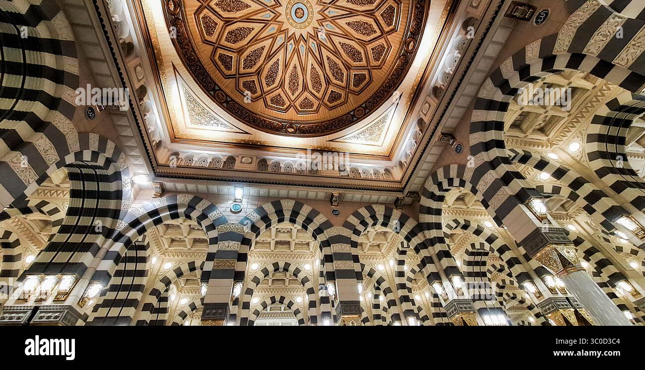 Al masjid an nabawi interior hi-res stock photography and images - Alamy