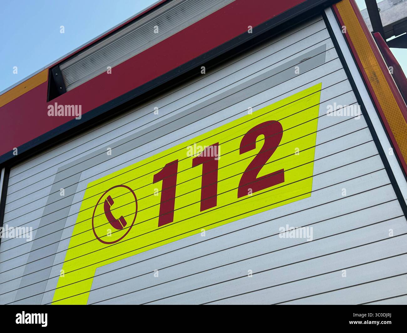 Notruf 112 auf einem Feuerwehrauto Feuerwehr *** Emergency call 112 on ...