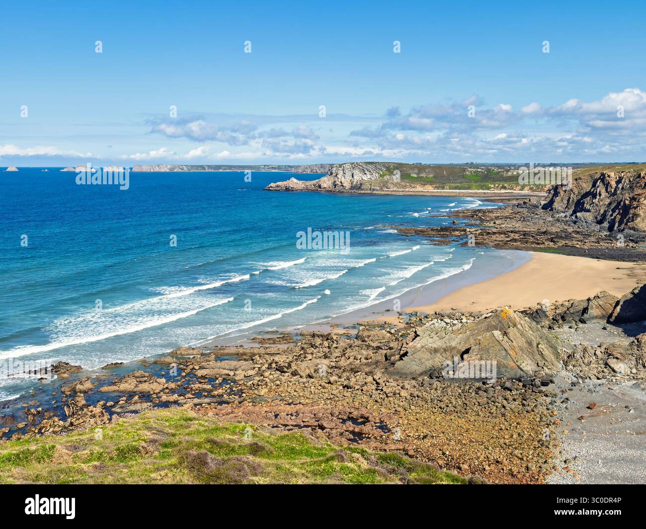 Breaking waves onto the shore at a rocky coast in Bretagne Stock Photo ...