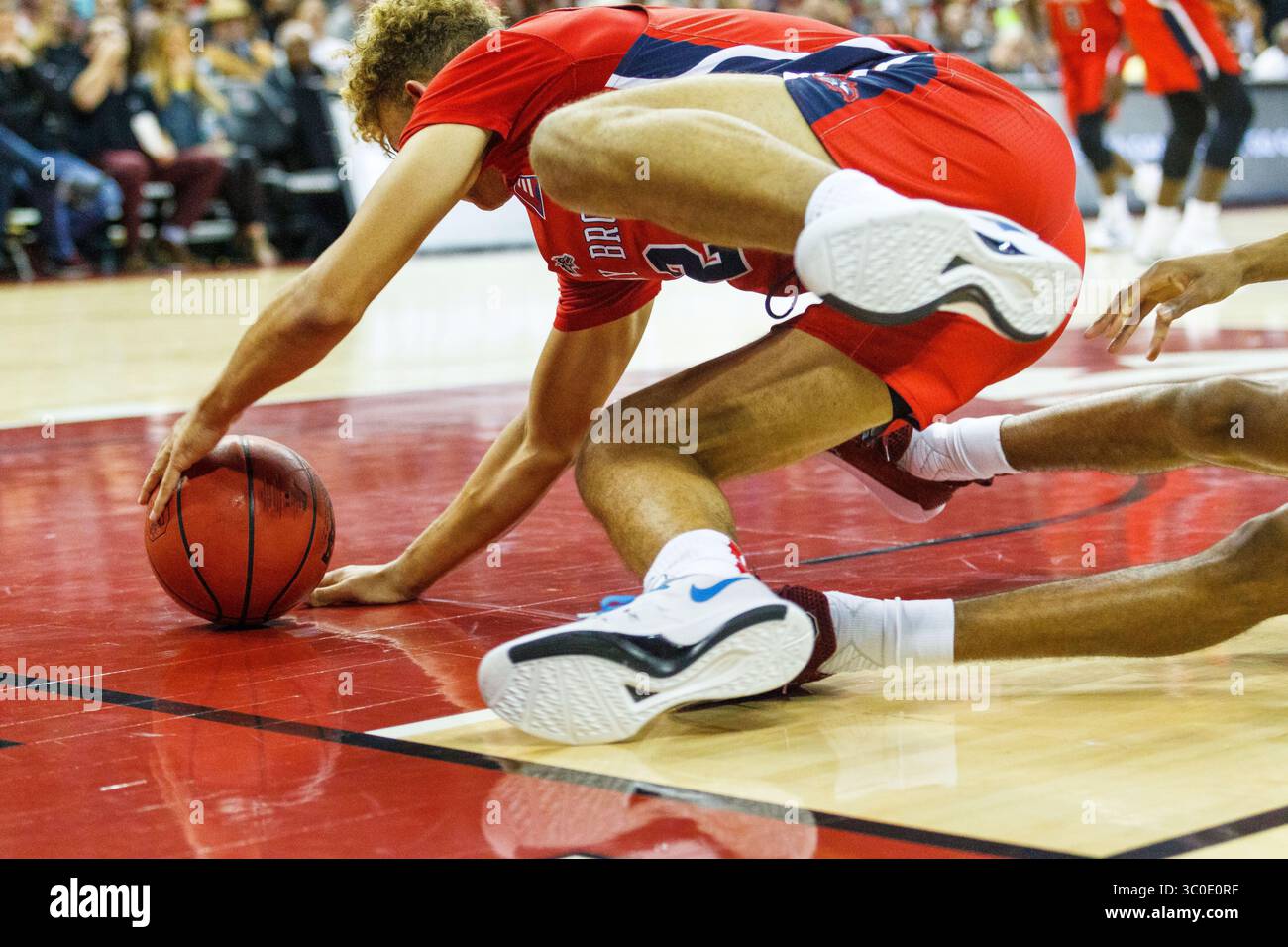 November 9, 2018: Stony Brook Seawolves guard Miles Latimer (2) goes ...