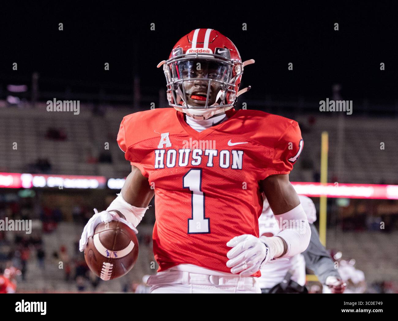 Houston Cougars wide receiver Bryson Smith (1) runs in to the end zone ...