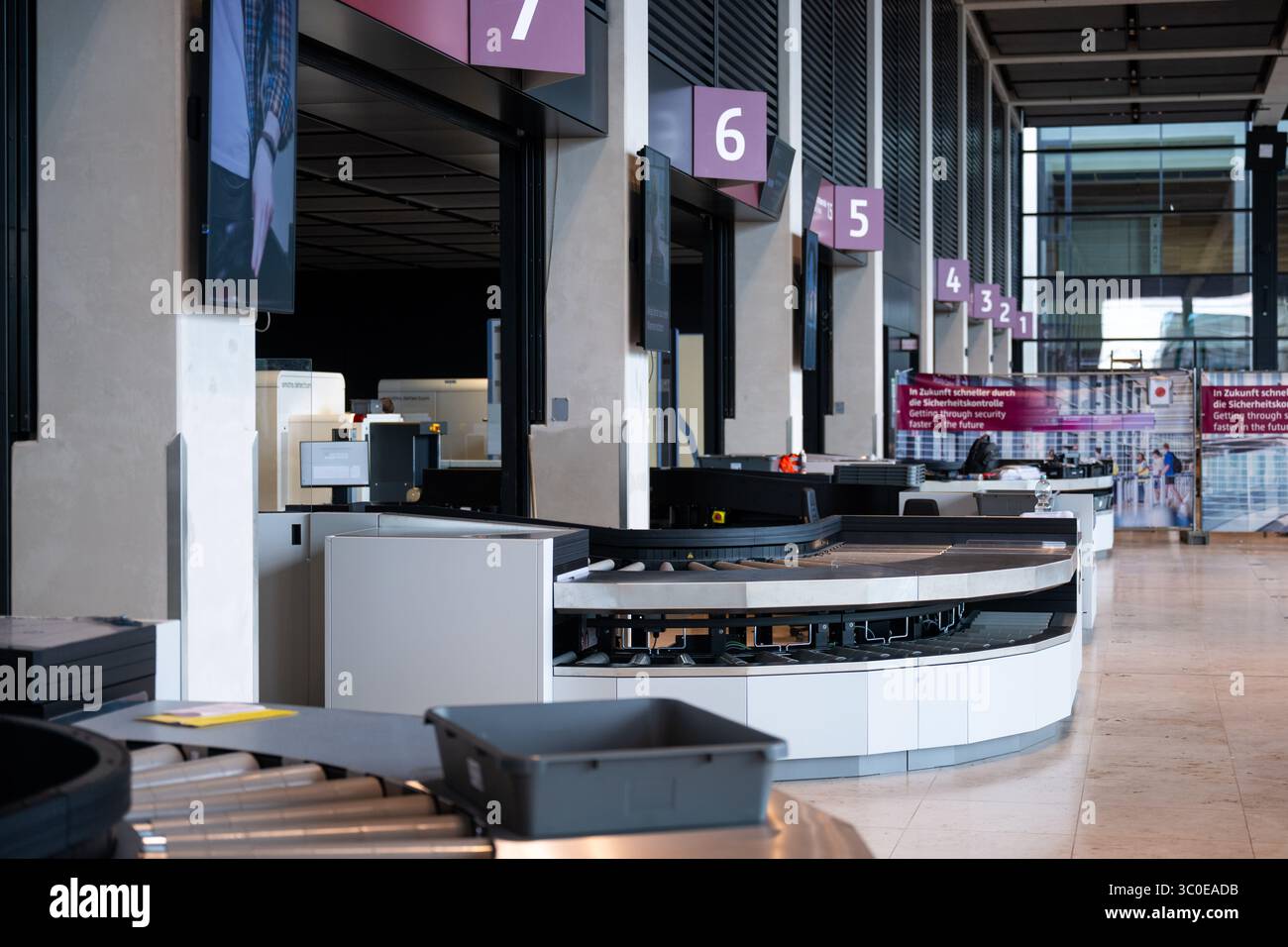 17 July 2025, Brandenburg, Schönefeld: New baggage scanners are located in the security control ...