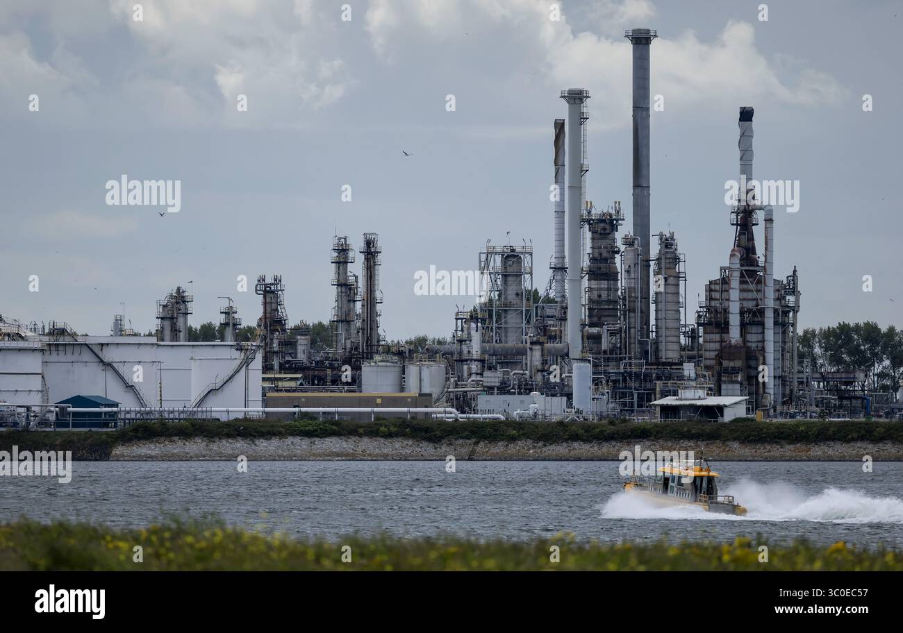 ROTTERDAM - Storage tanks with gas and refineries in Europoort. Cargo ...