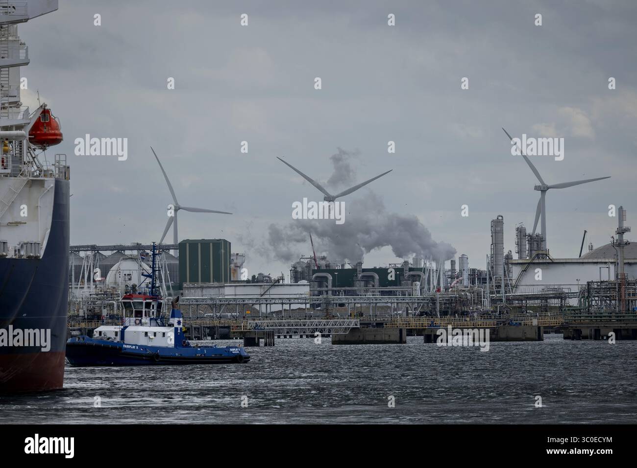 ROTTERDAM - Storage tanks with gas and refineries in Europoort. Cargo ...