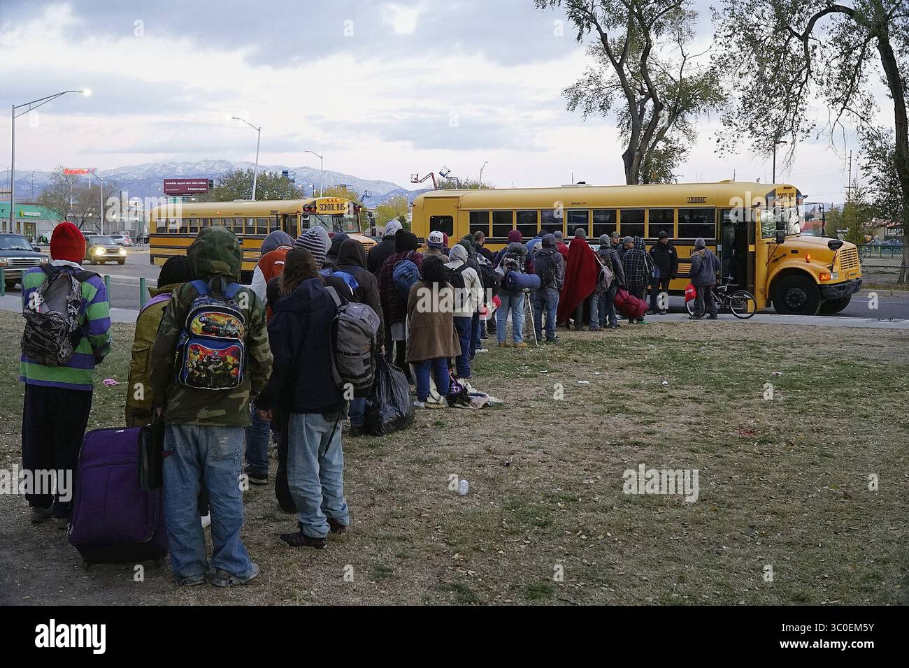 November 12, 2018 - Albuquerque, NEW MEXICO, U.S. - 110918.Homeless men ...