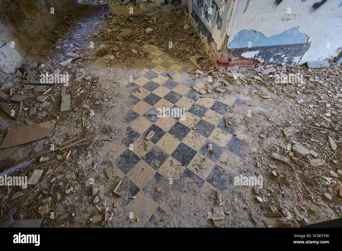 Lost Place, chequered pattern on the floor of a dilapidated room ...