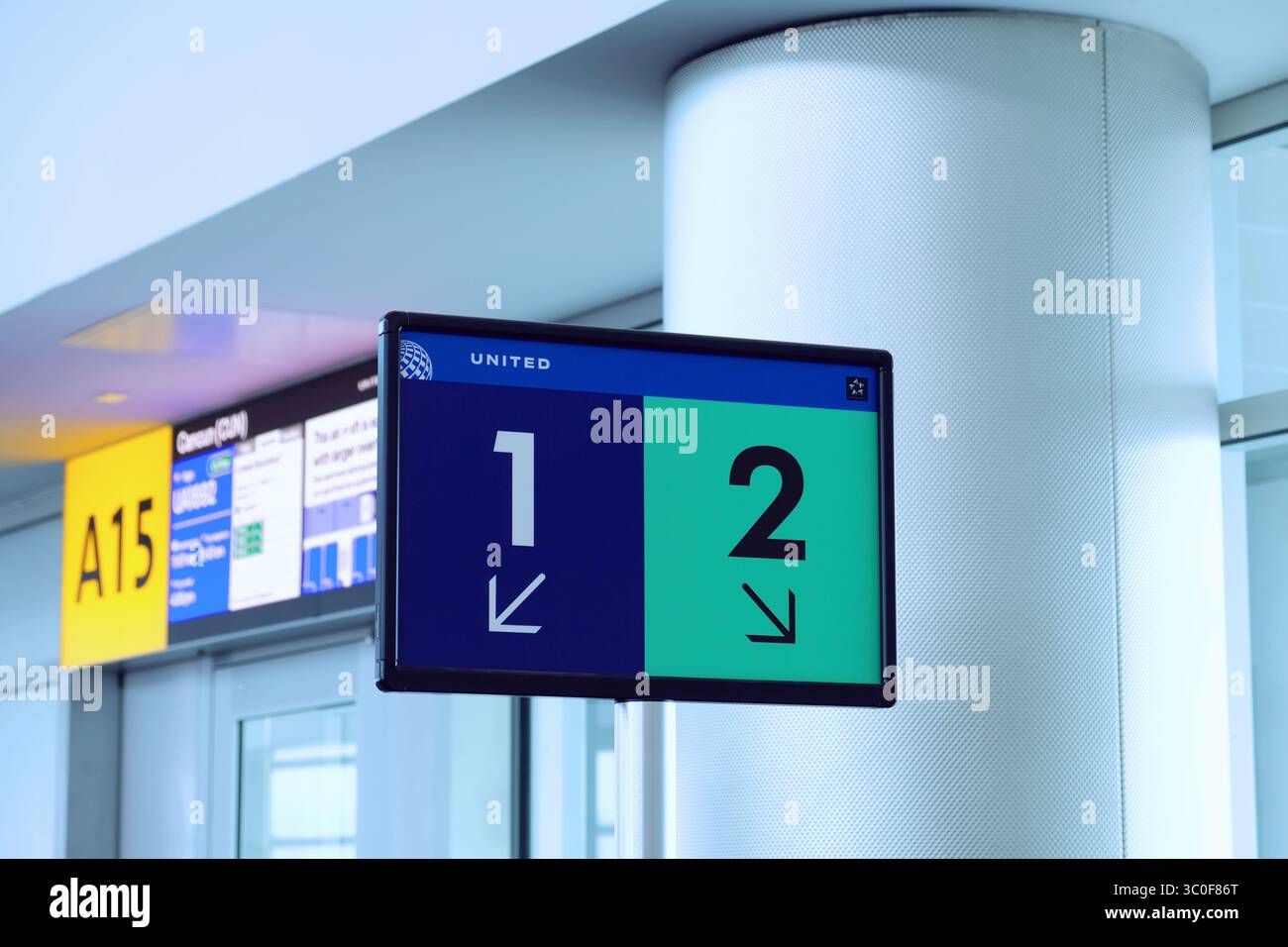 United boarding gate hi-res stock photography and images - Alamy