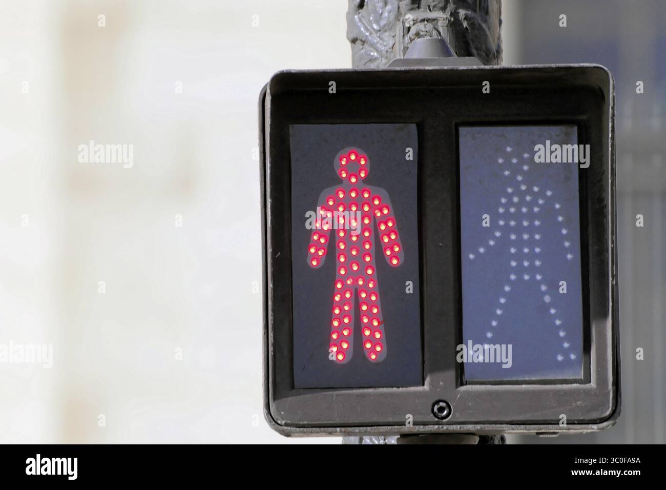 Digital red pedestrian signal hi-res stock photography and images - Alamy