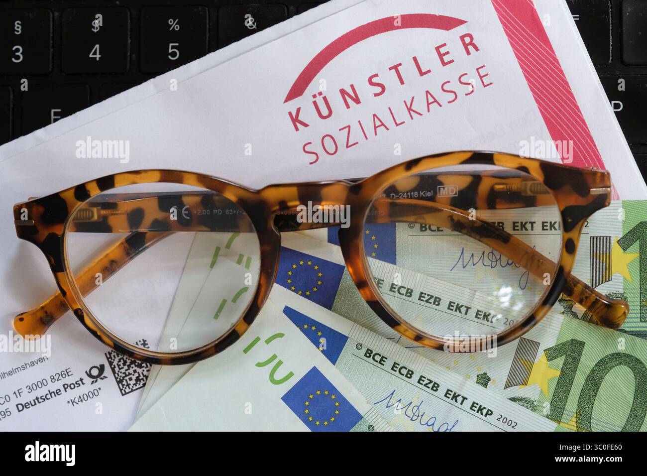 Artists social security fund hi-res stock photography and images - Alamy