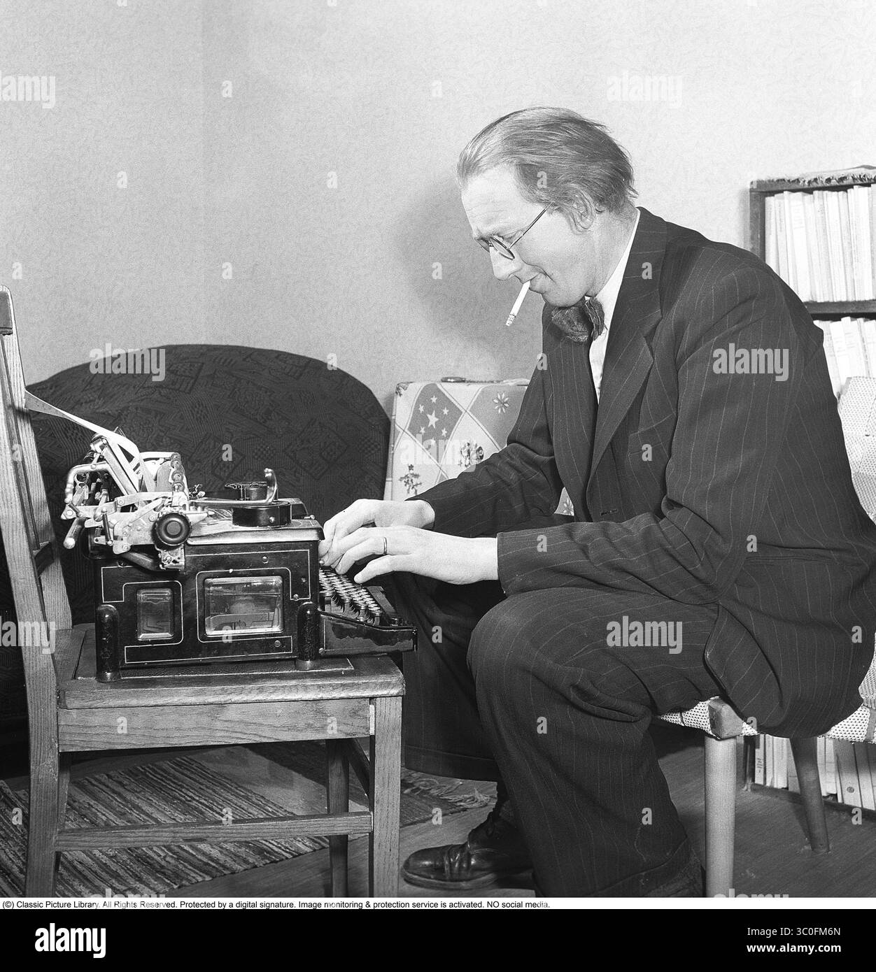 Reporter 1950s hi-res stock photography and images - Alamy