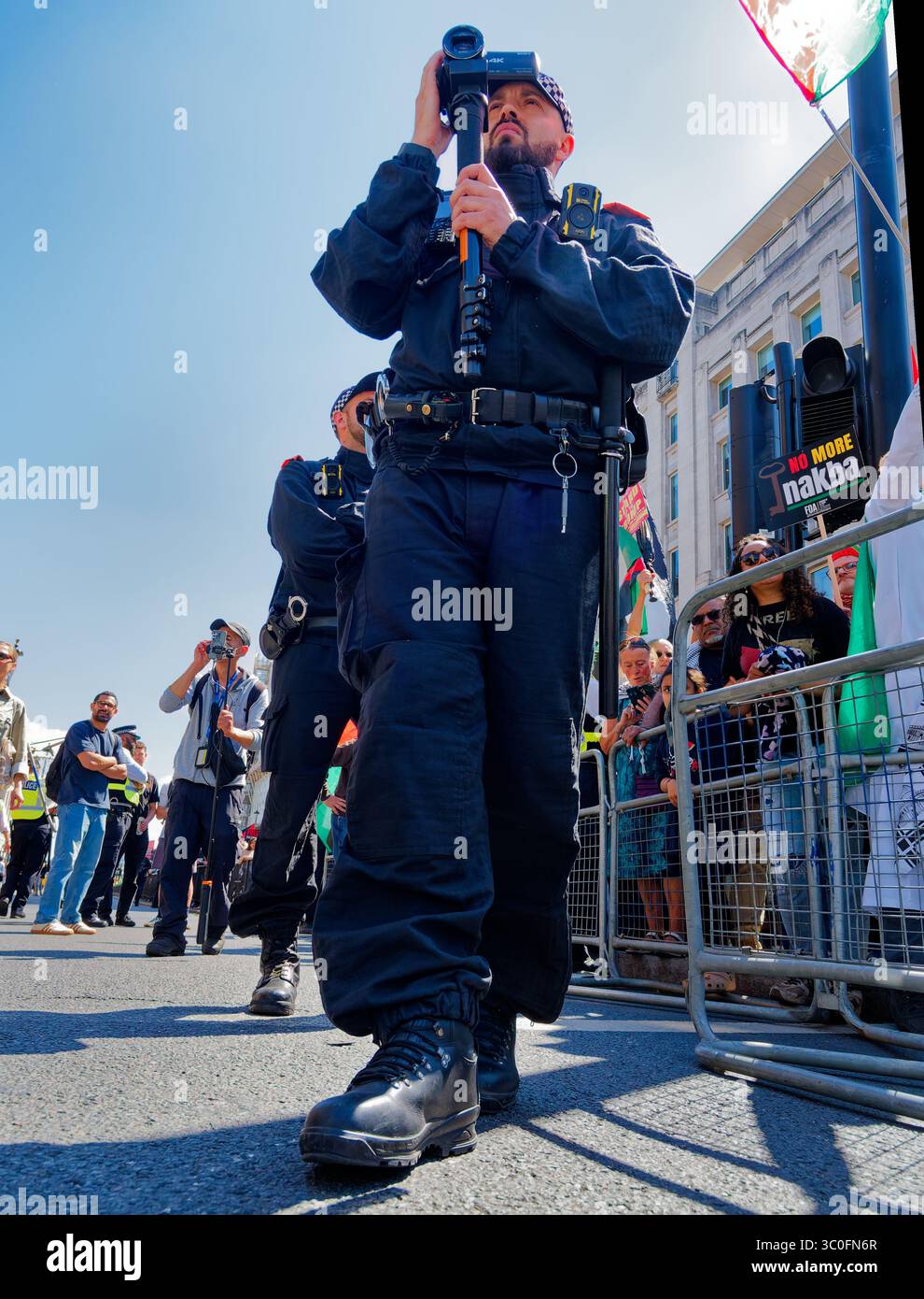 Metropolitan police 2025 riot uniform hi-res stock photography and ...