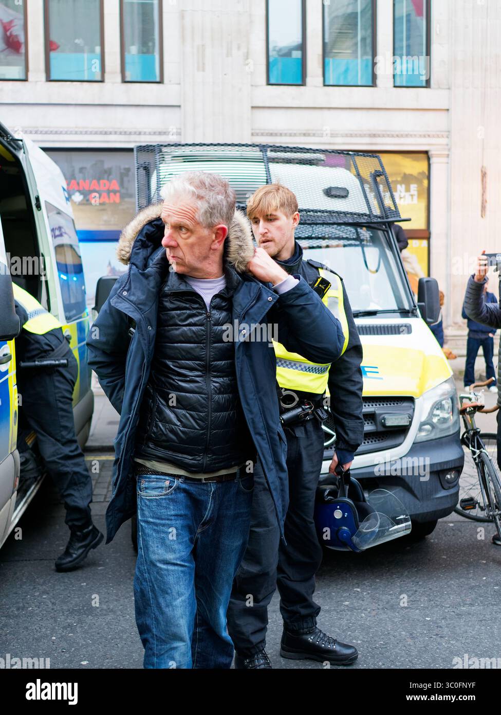 Metropolitan police riot uniform Stock Photo - Alamy