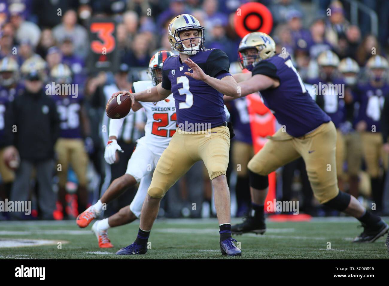 November 17, 2018: Washington Huskies quarterback Jake Browning (3 ...