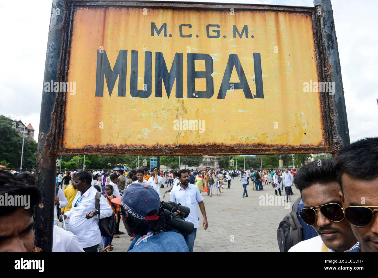 INDIA, Mumbai , city sign at Gateway of India Stock Photo - Alamy