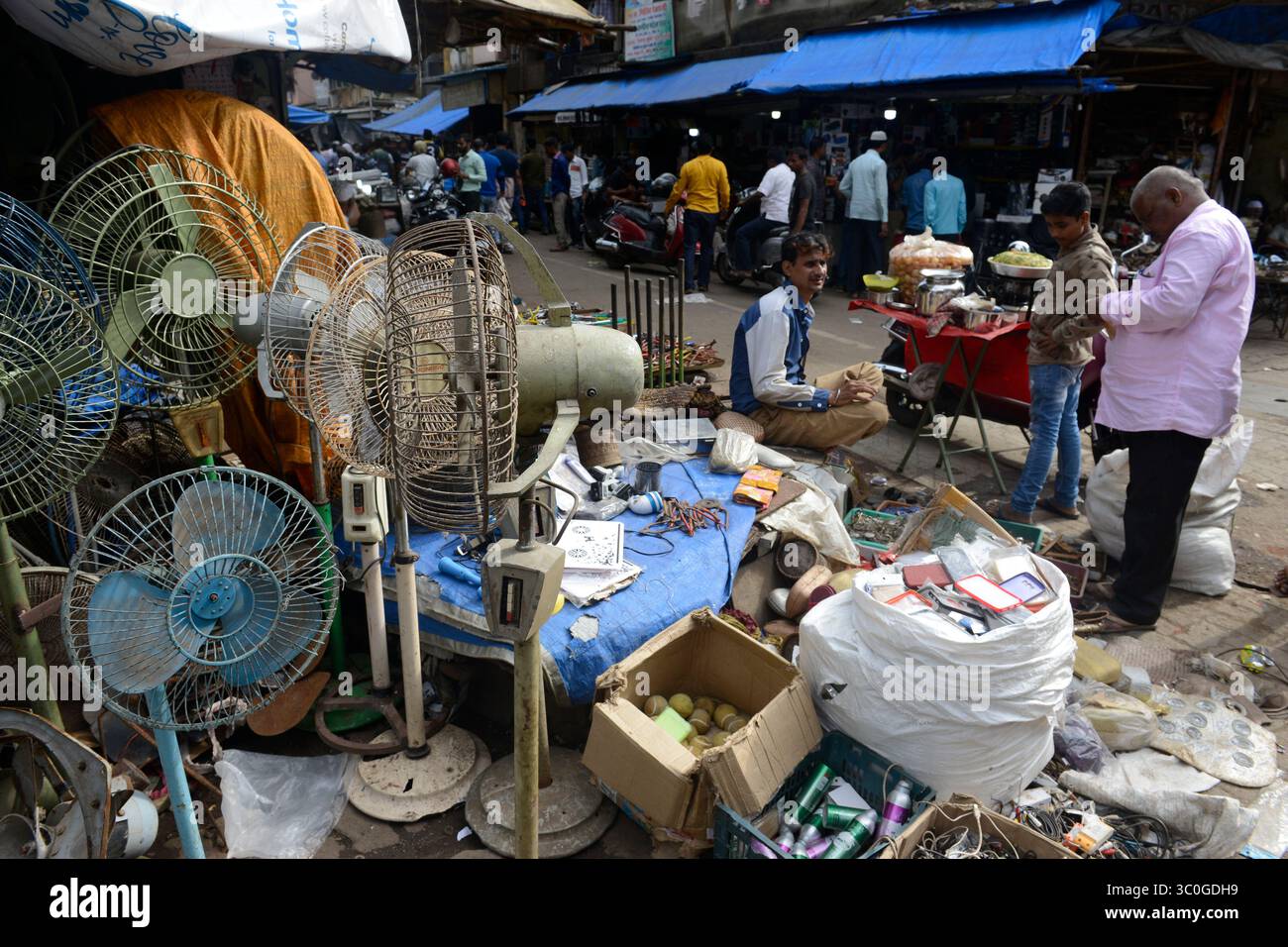 INDIA, Mumbai , Chor Bazaar, thieves market, flea market at Mutton ...