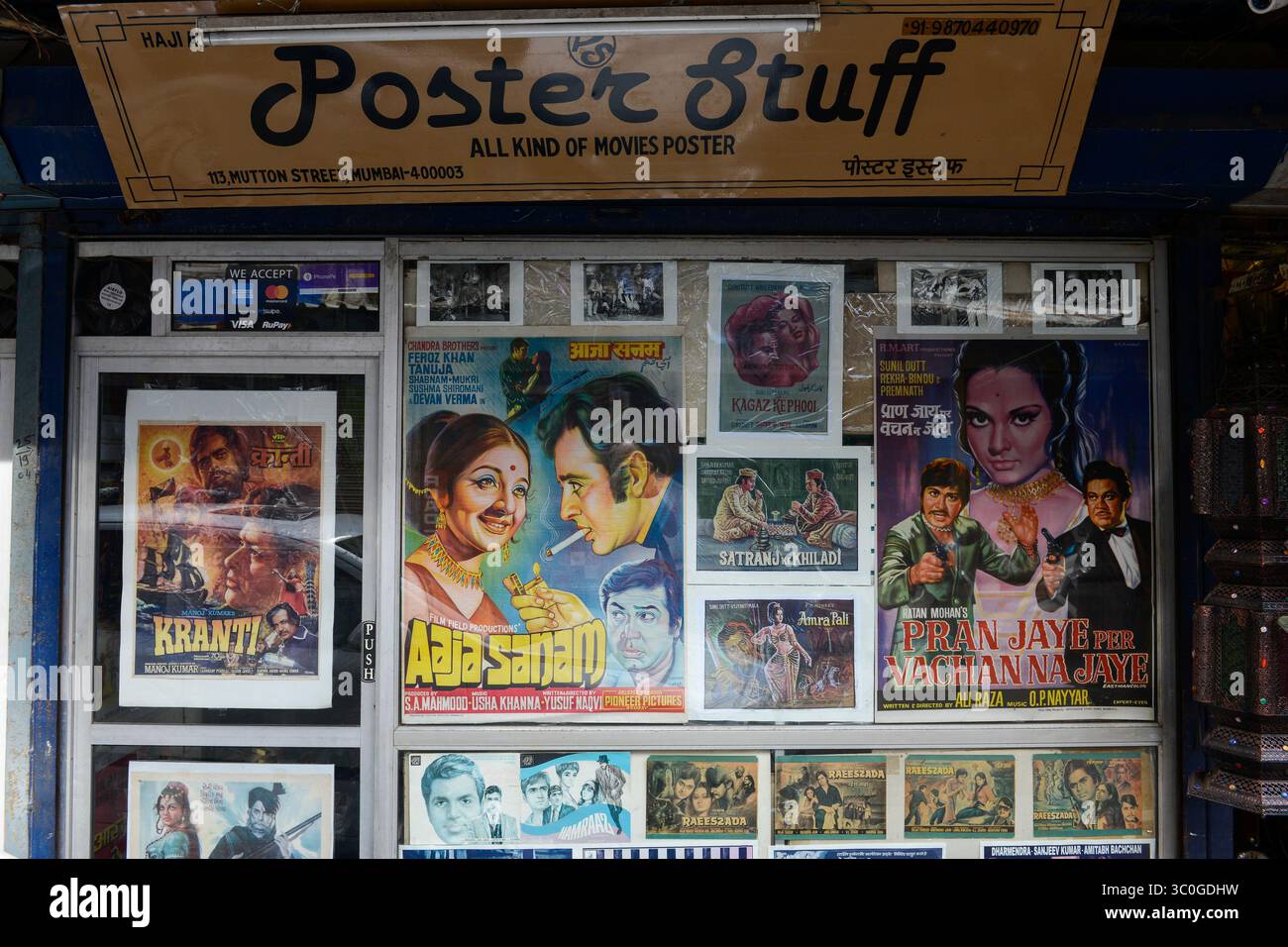 INDIA, Mumbai , Chor Bazaar, thieves market, flea market at Mutton ...