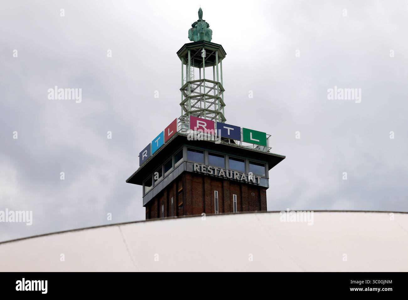Der Messeturm am Eingang zur RTL-Zentrale in Köln mit RTL-Logo in Deutz ...