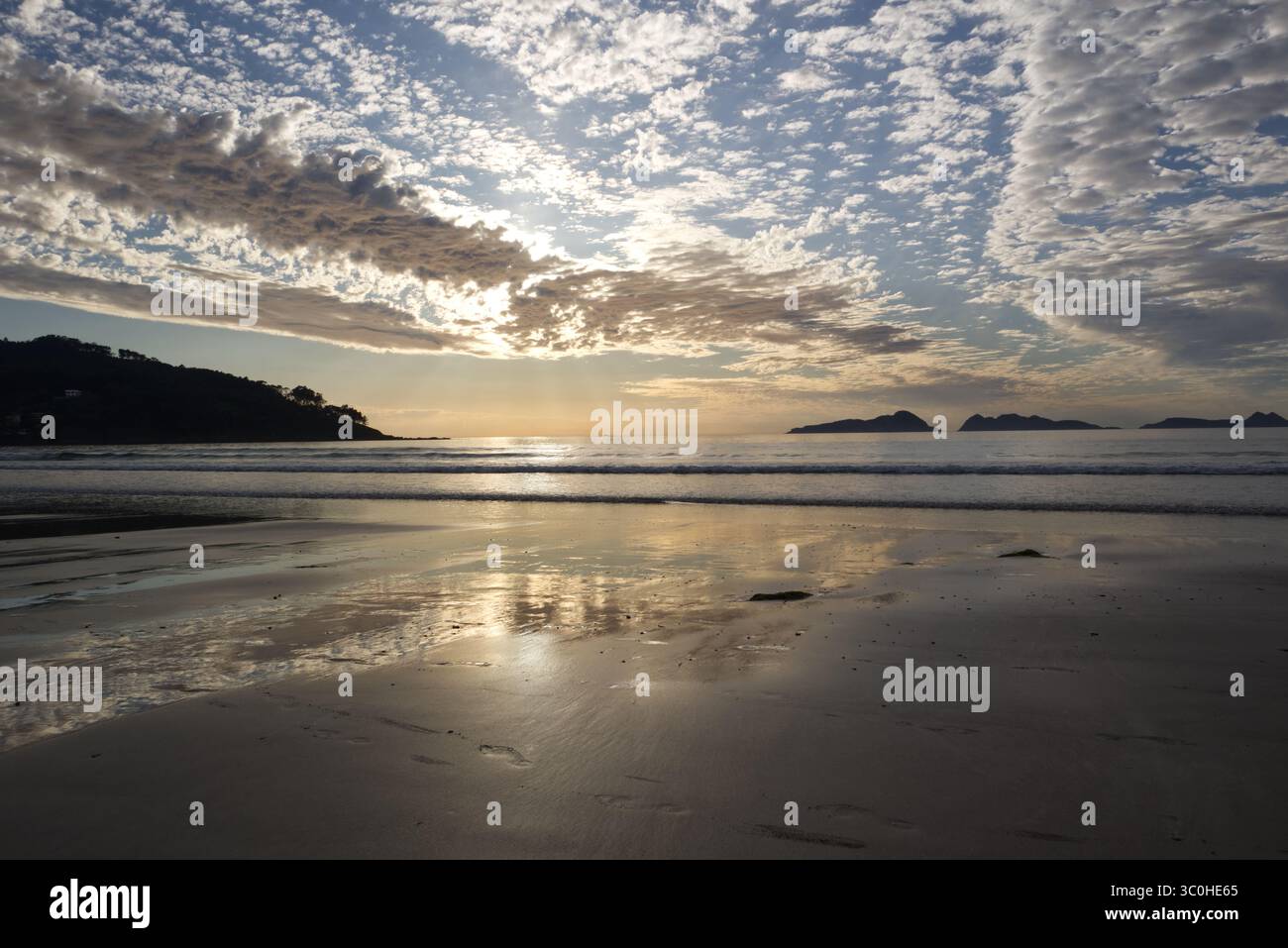 Beautiful sunset on remote beach hi-res stock photography and images ...