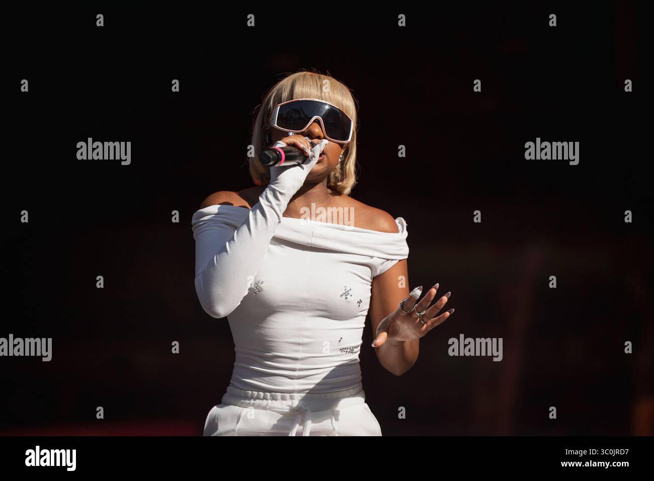 Nenny performs on the main stage on the third and last day of MEO Mares ...