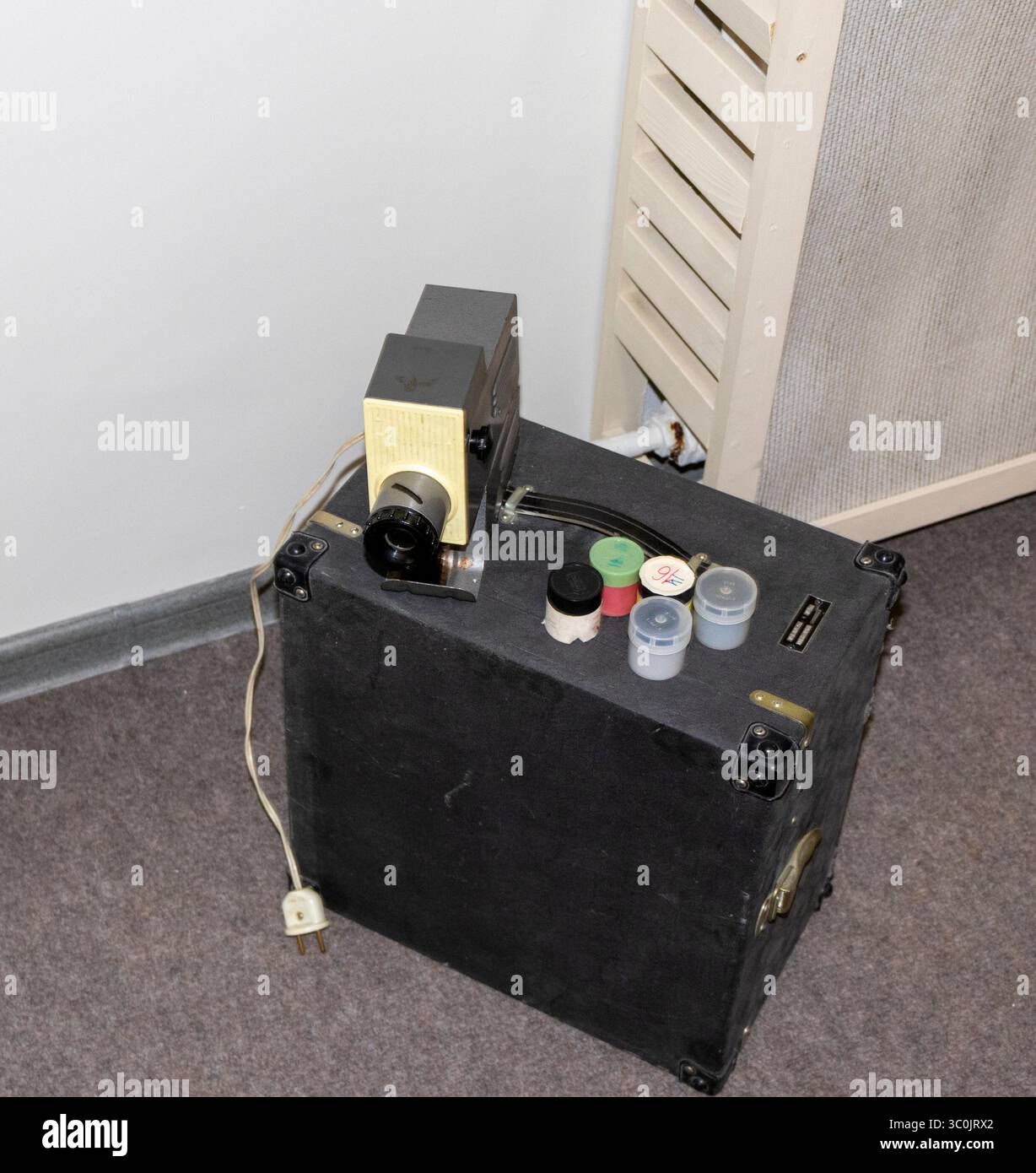 Retro classroom projector hi-res stock photography and images - Alamy